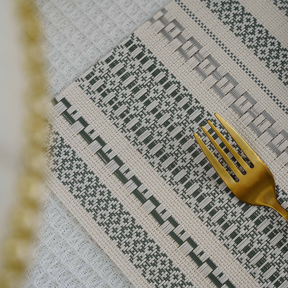 HeloHo Green Placemats Set of 4,Vinyl Table Place Mats Heat Stain Resistant Foldable Placemats Washable Wipeable Placemat for Kitchen Dining Table Decoration Indoor Outdoor