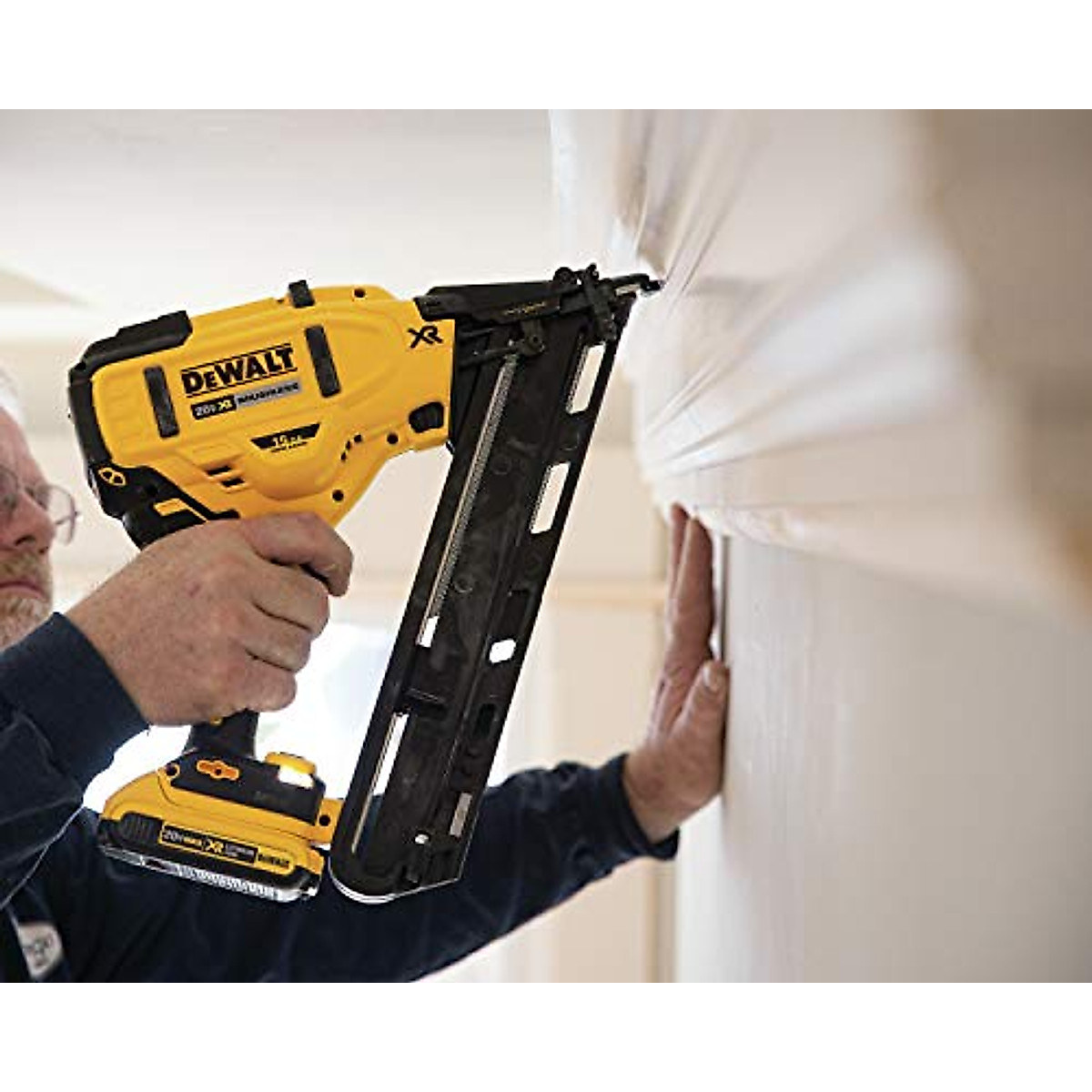 DEWALT 20V MAX Finish Nailer Kit, Angled, 15GA, Battery, Charger & Bag (DCN650D1)