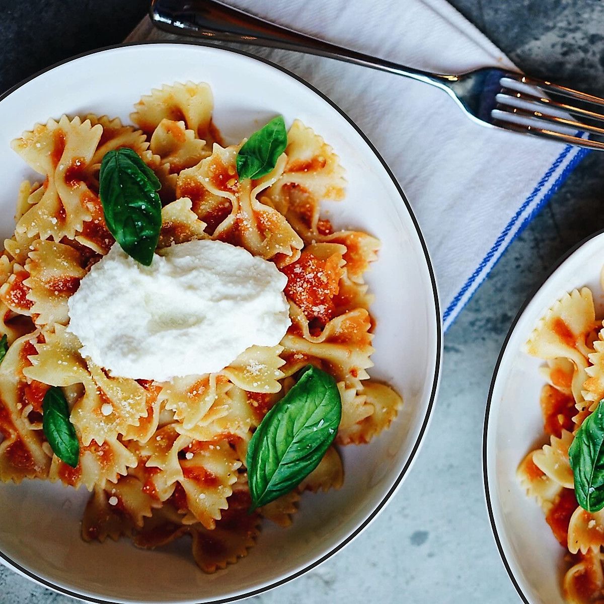 Dicunoy 6 Pack Pasta Plates, 8" Porcelain Salad Bowls, Shallow White Dinner Soup Serving Plate, Spaghetti Dishes with Black Rim for Cereal, Dessert, Snack, Microwave & Dishwasher Safe