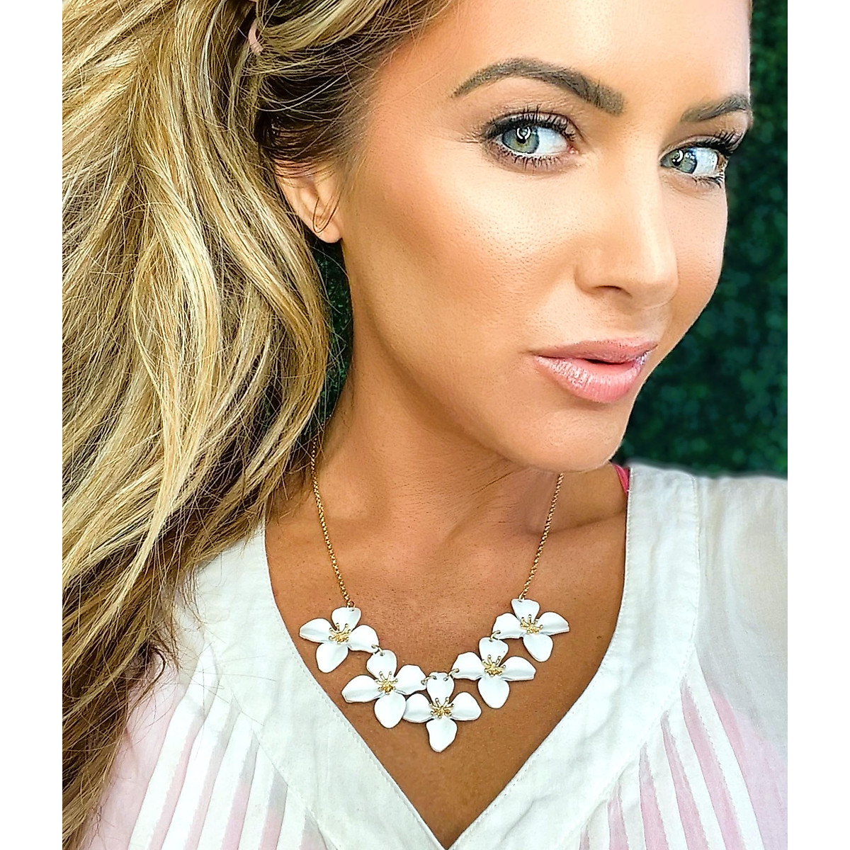 POMINA Floral Flower Bib Necklace Fashion Statement Flower Collar White Necklace for Women (Flower Bib- White)