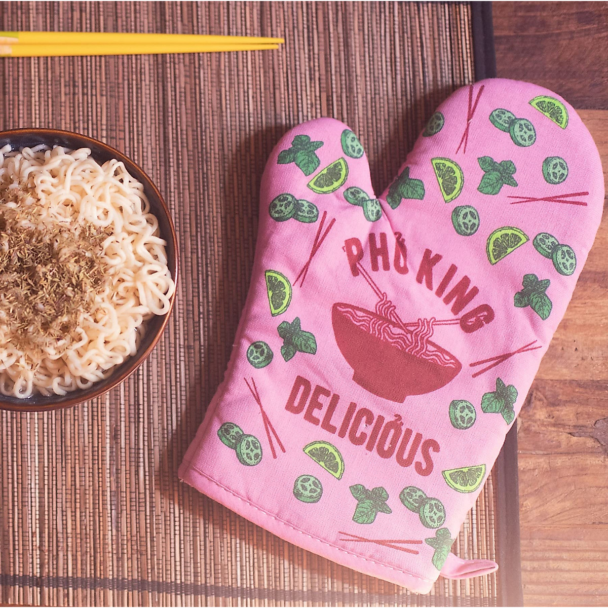 Pho King Delicious Oven Mitt Funny Vietnamese Soup F*cking Delicious Graphic Novelty Kitchen Glove Funny Graphic Kitchenwear Funny Food Novelty Cookware Pink Oven Mitt