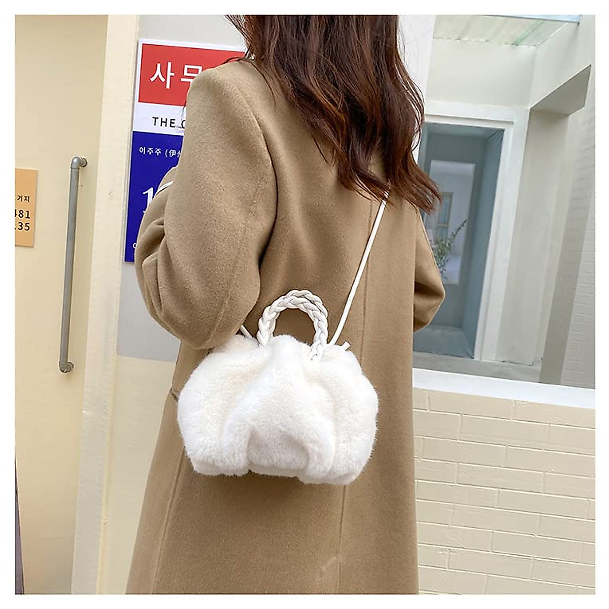 Plush Shoulder Bag Y2K Fluffy Furry Warm Aesthetic Tote Bag Warm Crossbody Bag Japanese Accessories for Autumn Winter (Apricot)