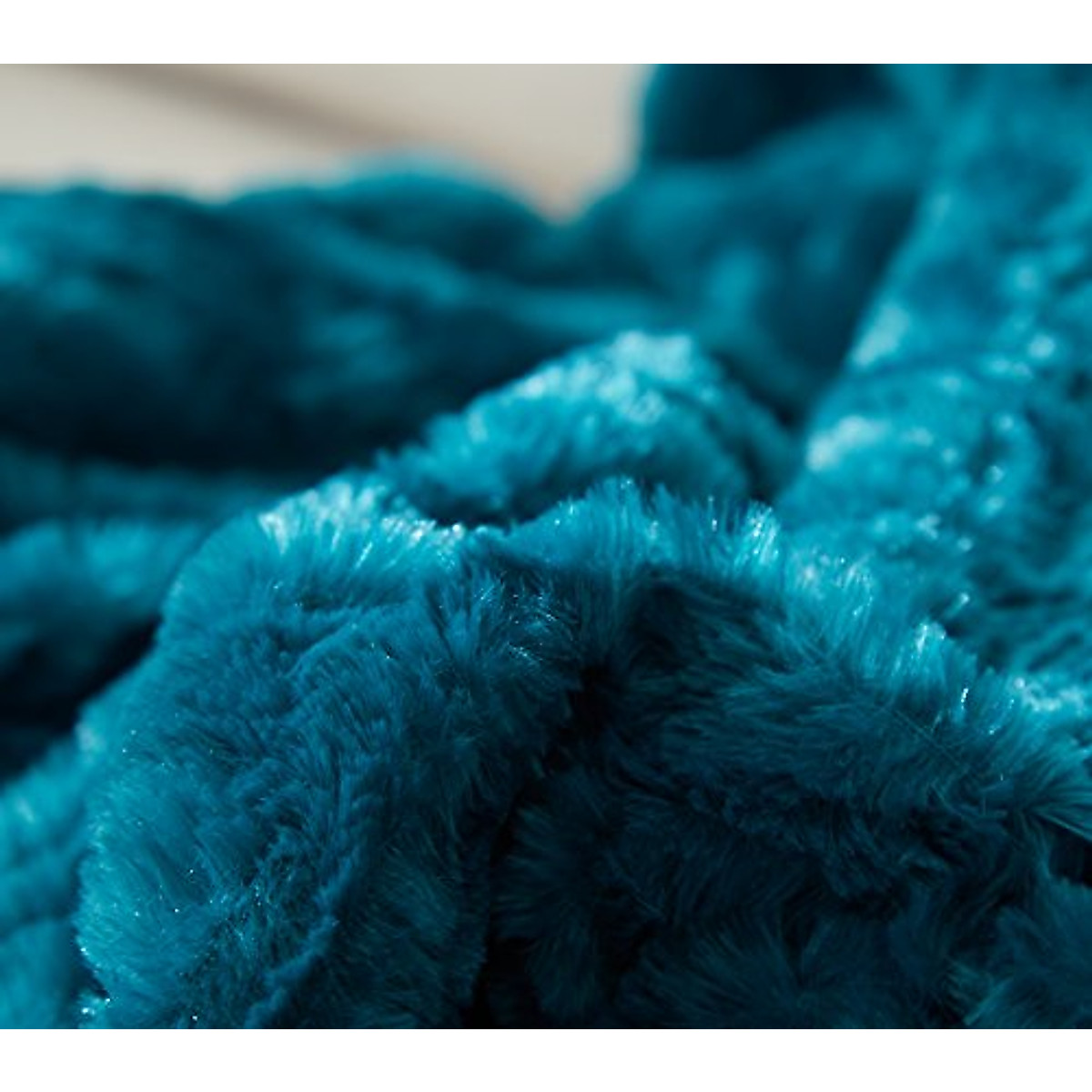 DaDa Bedding Lavish Emerald Teal Green Blue Faux Fur Fuzzy Throw Blanket - Mermaid Scales Design White Sherpa Backside - Soft Warm Plush Bright Vibrant Jewel Tones Embossed for Bed/Couch - 50" x 60"