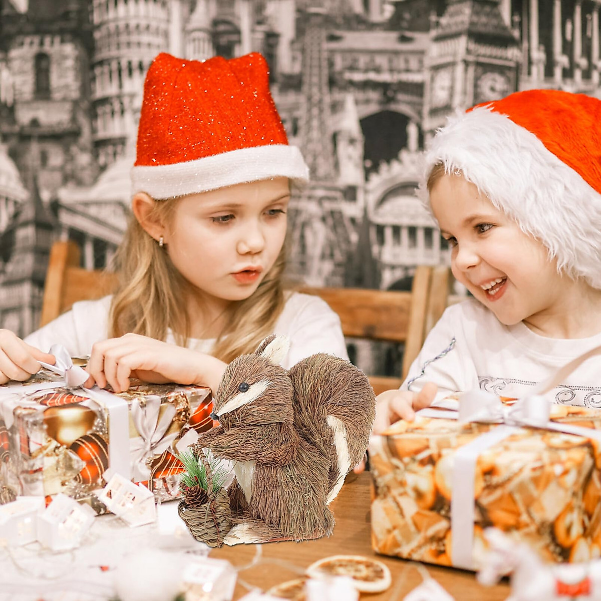 Wakauto Christmas Squirrel Figurine Fake Grass Squirrel Fall Decor Lawn Nativity Animal Ornament Simulation Squirrels Model Statue Outdoor Decor for Holiday Party Supplies