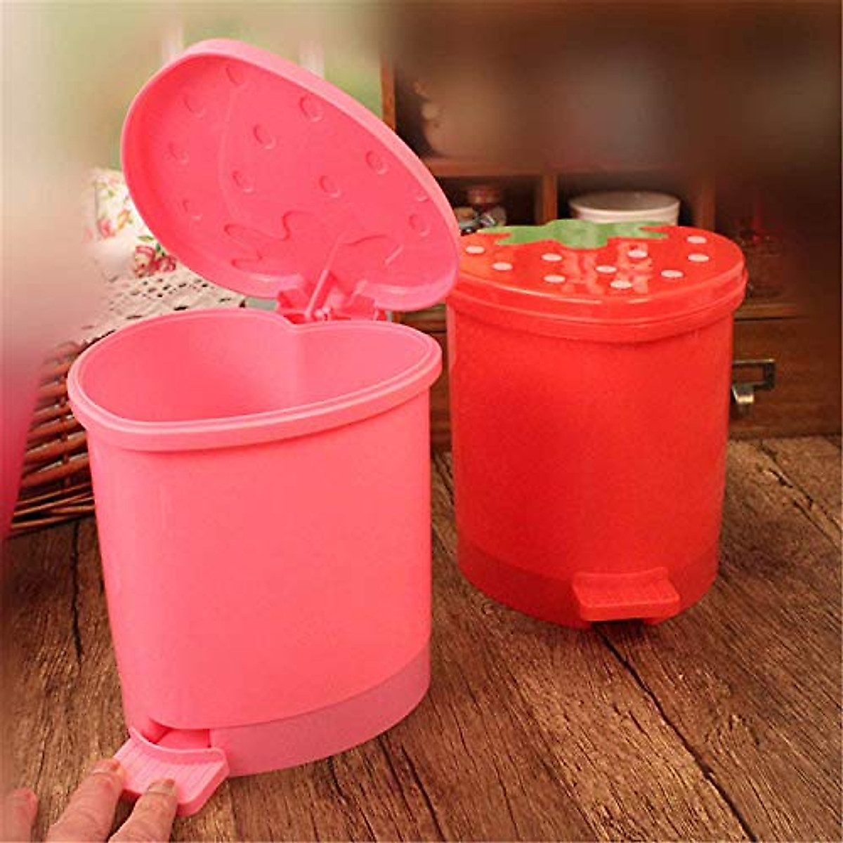 BxuxJar Strawberry Trash Can, Kawaii Mini Trash Can with Lid Cute Room Decor Bathroom Trash Cans, Kawaii Room Decor Strawberry Garbage Can with Lid for Home, Car, Bathroom (Pink)