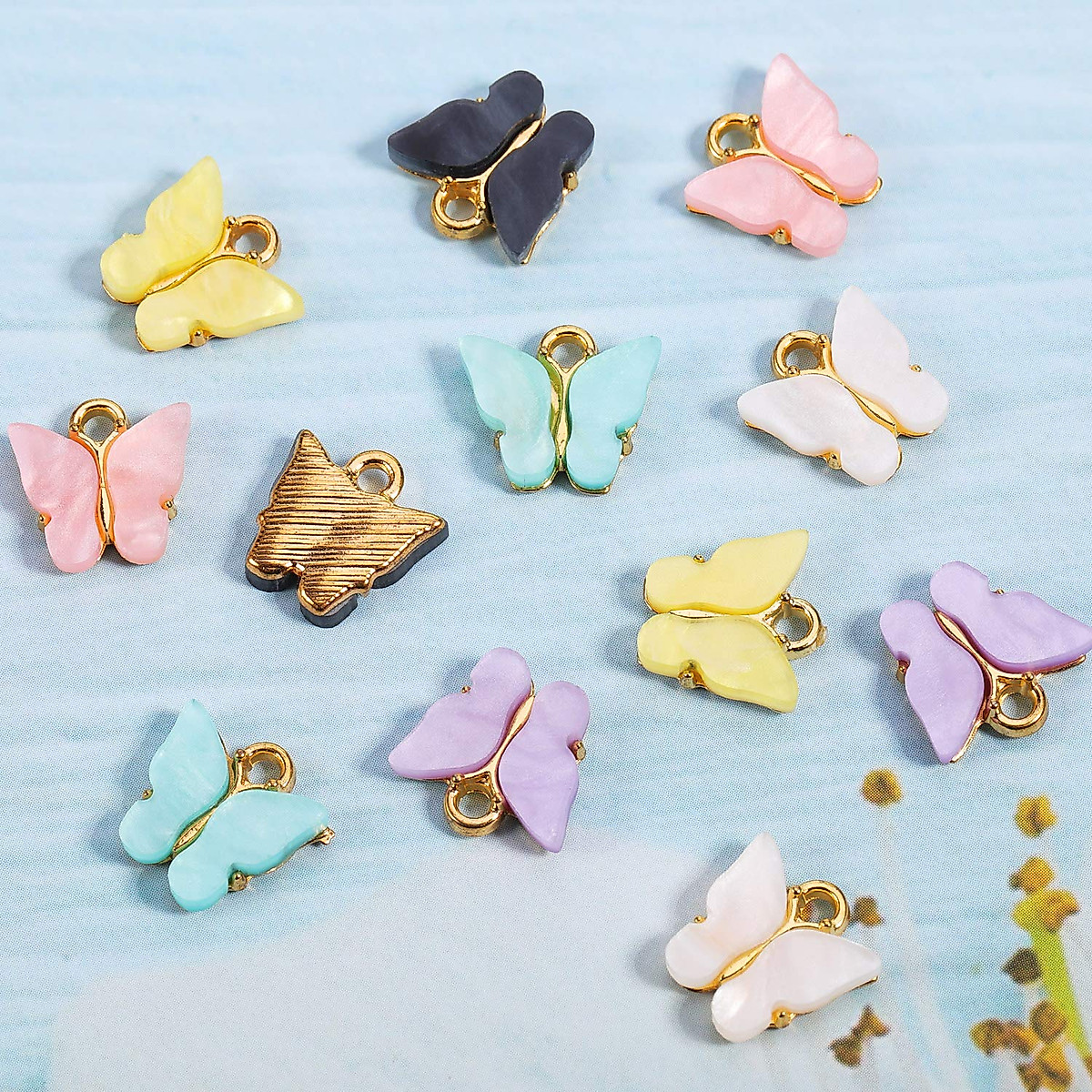 Hicarer 30 Pieces Butterfly Charms Acrylic Pendant Bracelet Charms for Jewelry DIY Necklace Bracelet Earring Making Crafting Accessory (Multicolor)