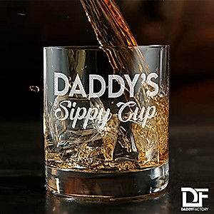 DADDY FACTORY Daddy's Sippy Cup Whiskey Glass - Funny New Dad Gifts - 10.25 oz Engraved Old Fashioned Bourbon Rocks Glass for Expecting Father, Dad Birthday Gift