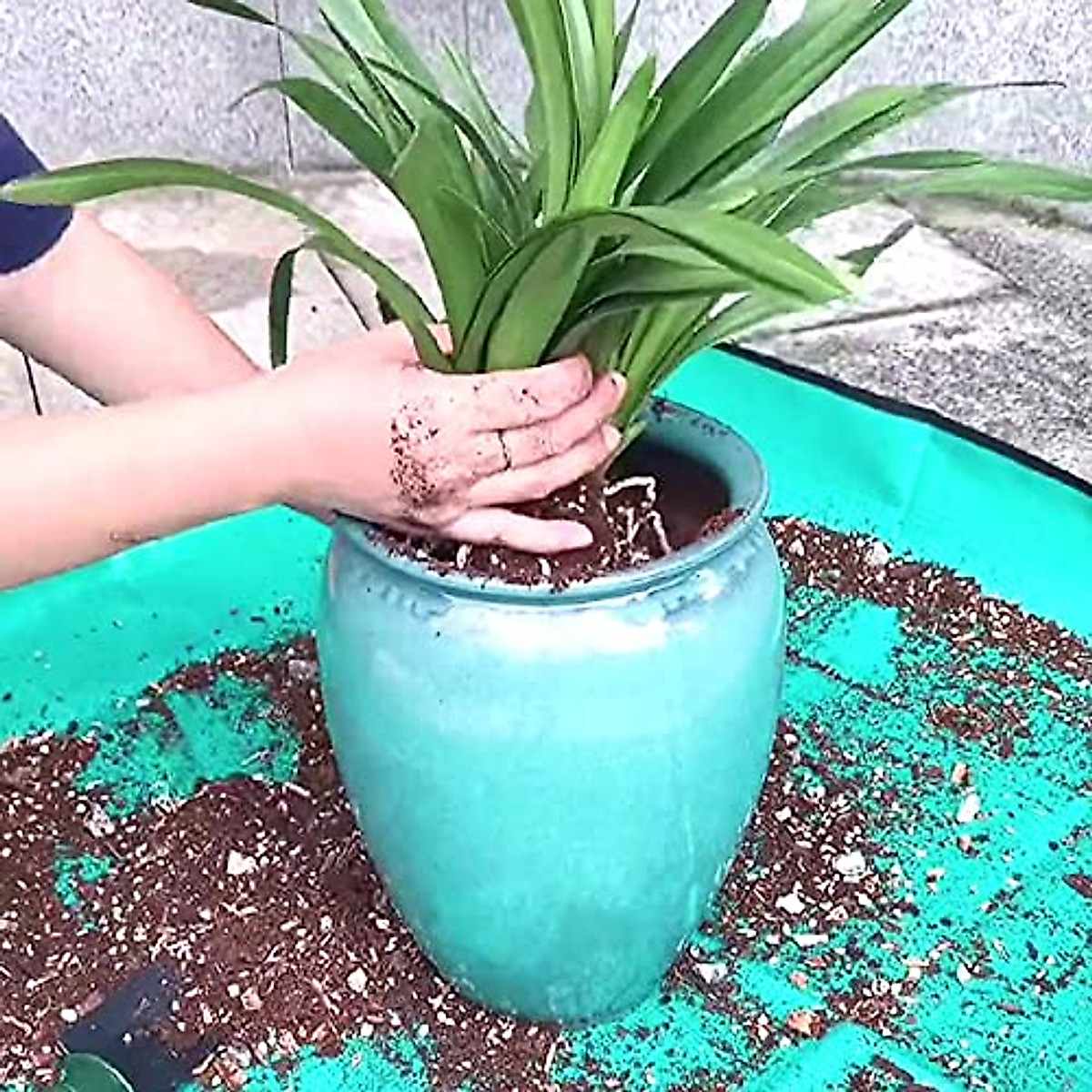 39.4" x 39.4" Large Car Windshield Cover for Ice and Snow, Portable and Foldable mat, Waterproof Mat in Outdoor