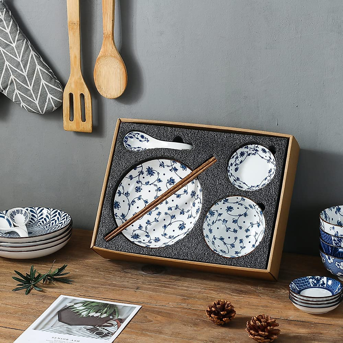 Gegong Blue and White Porcelain Dinnerware Set, Dishes, Bowl, Spoon, Chopsticks, Service for 1, Colorful Glazed Ceramic Set, Gift Box Packaging (Tang Grass)