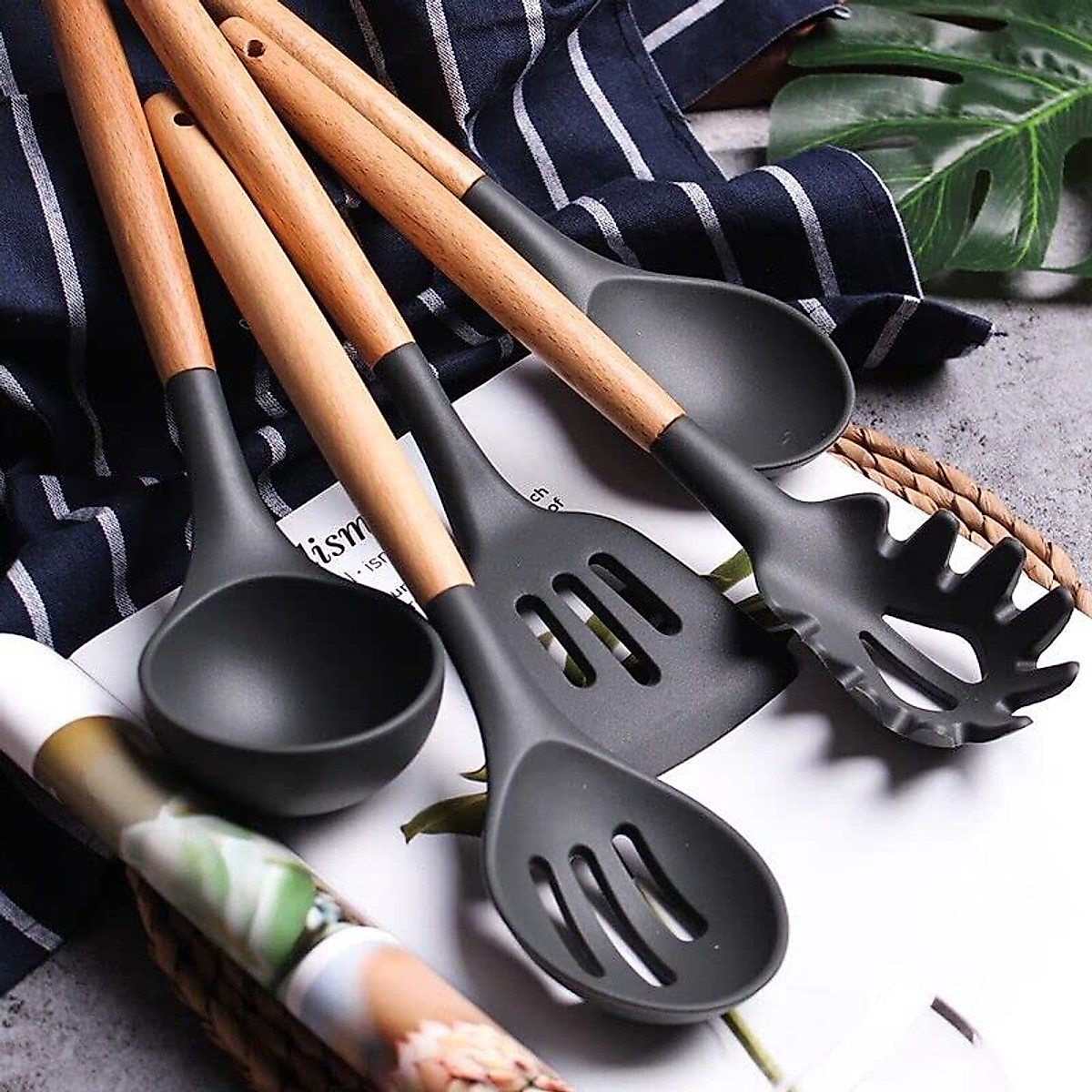 Kitchen Utensils Set, 33 pcs Non-Stick Silicone Cooking Utensils Set, Heat-Resistant Silicone, Wooden Utensils for Cooking, Kitchen Gadgets Spatula Set, Apartment Essentials Kitchen Set (Black)