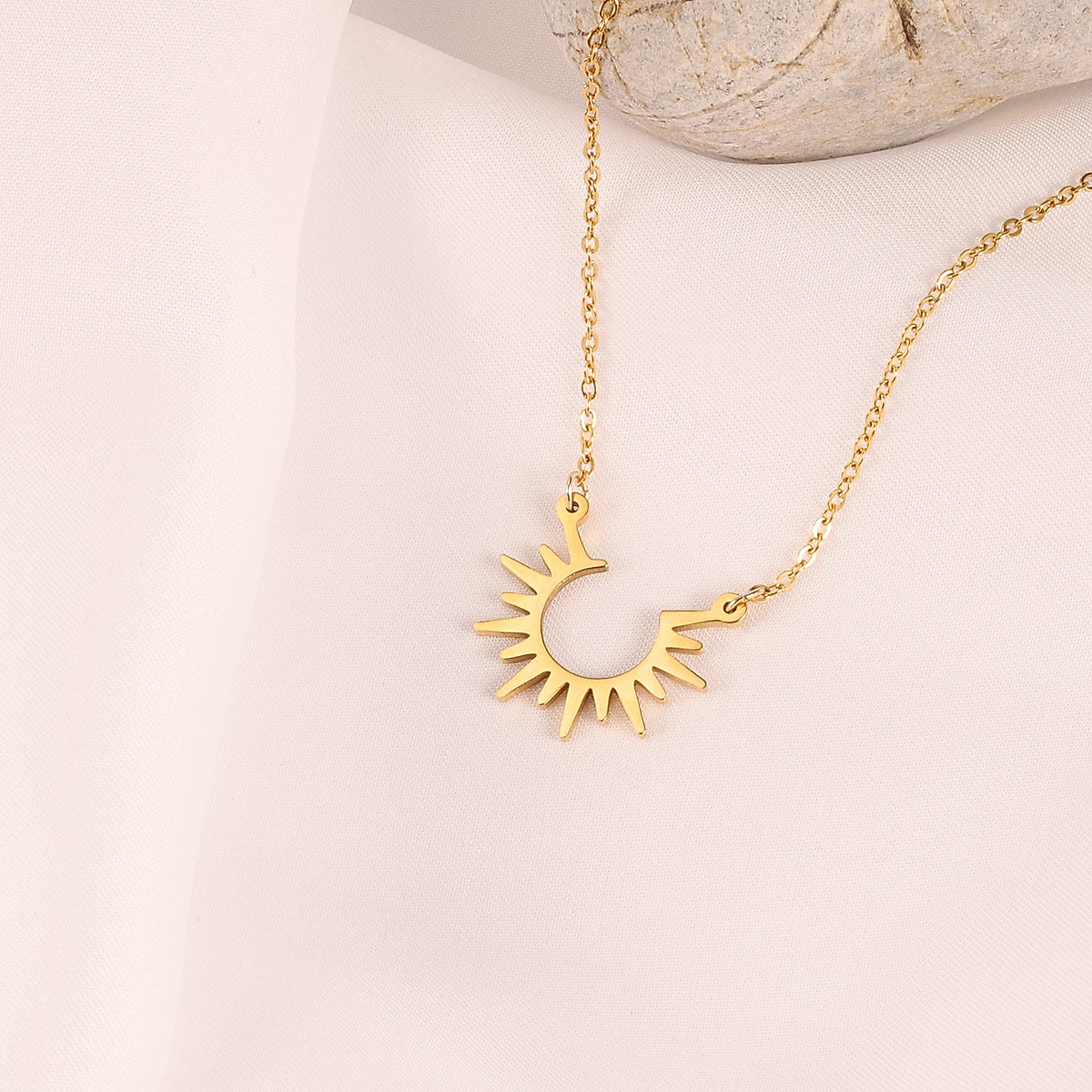 VRIUA Sun Necklace for Women 14k Gold Plated Sun Pendant Dainty Gold Necklace Minimalist Simple Jewelry