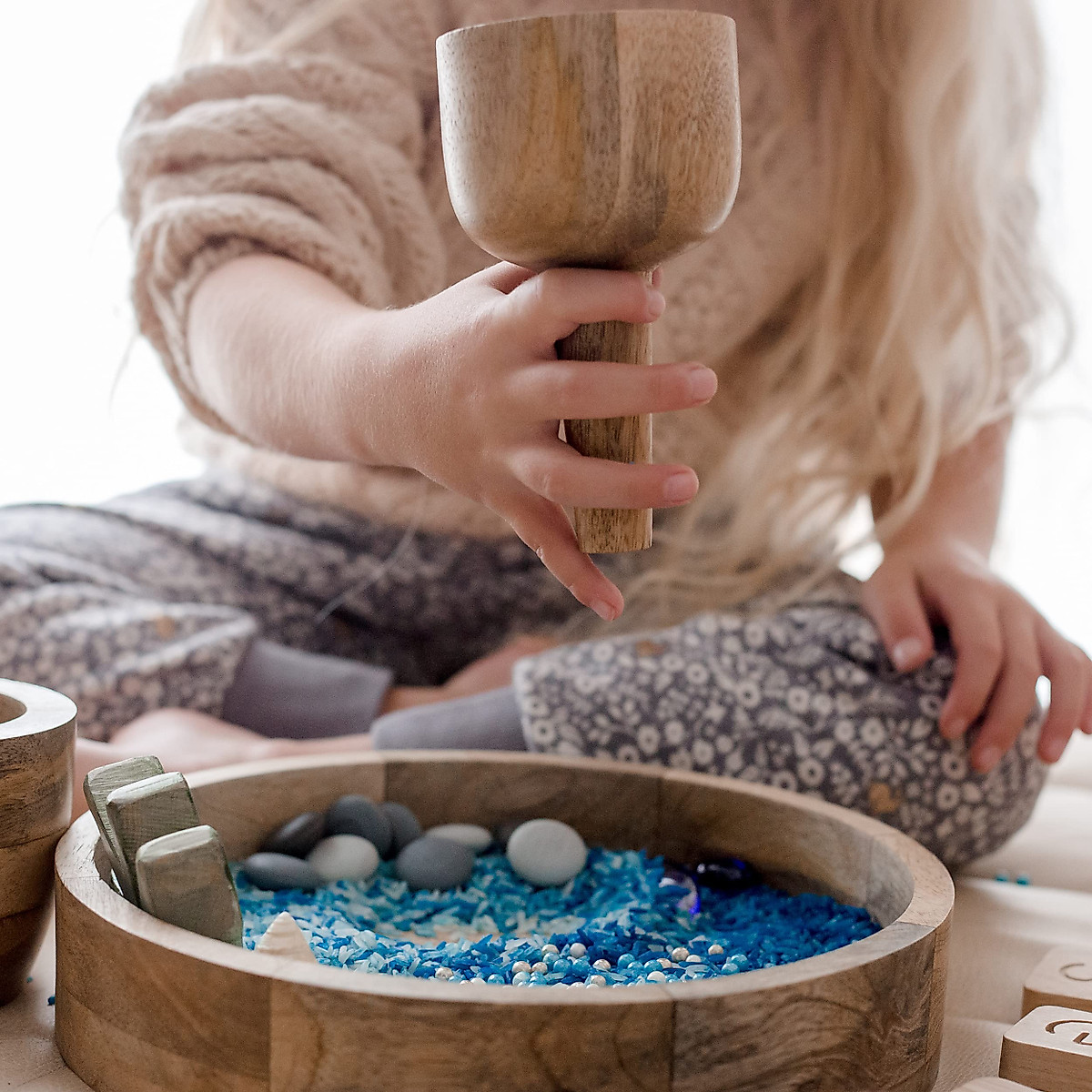 KOOKAROO Round Sensory Tray + 4 Wooden Sensory Bin Tools, Montessori Pouring Set, Waldorf Toys, Sensory Bins for Toddlers 3-4, Sand Tray, Montessori Tray, Sensory Trays, Wooden Scoop, Tactile Toys.