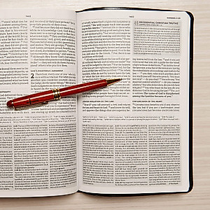 CSB Everyday Study Bible, Black LeatherTouch, Black Letter, Study Notes, Illustrations, Aricles, Easy-to-Carry, Easy-to-Read Bible Serif Type