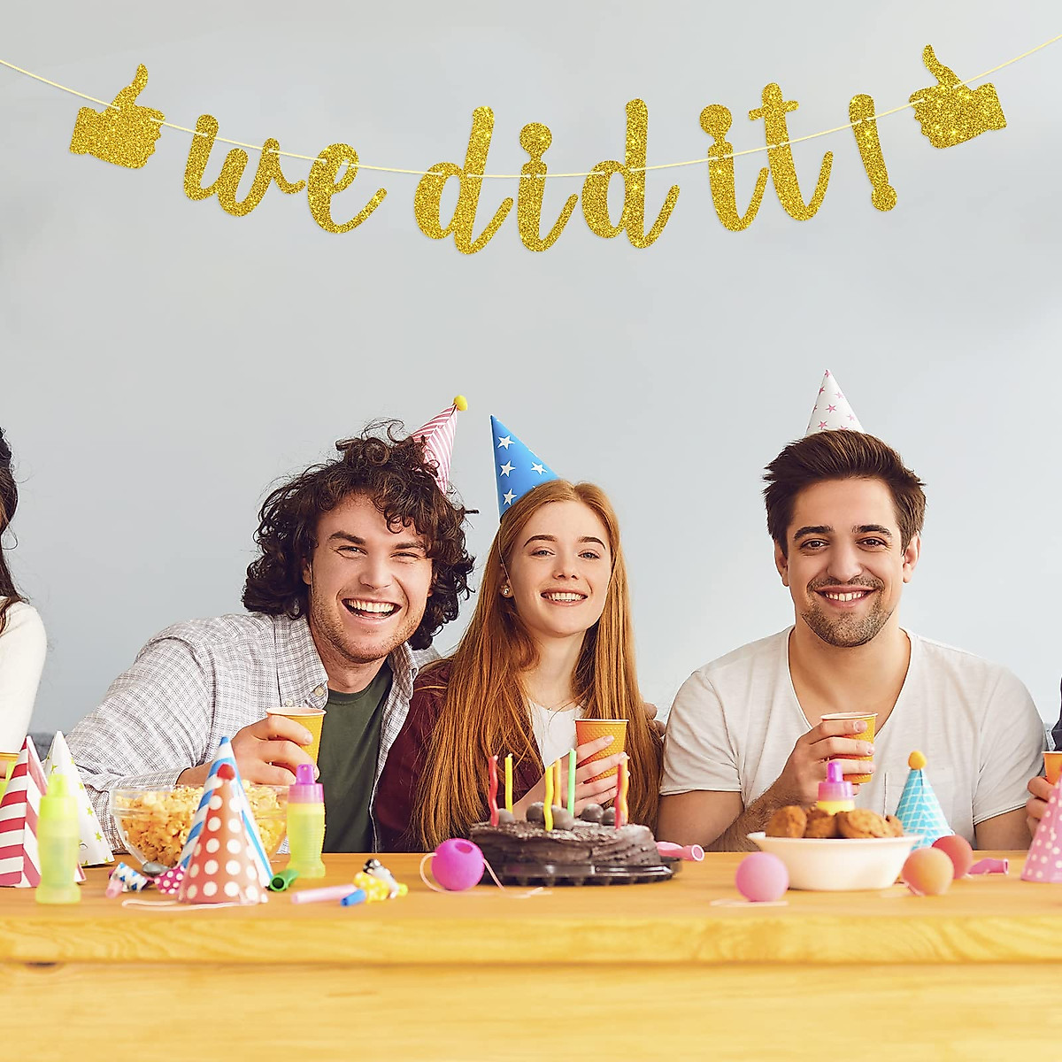 Dill-Dall Glitter We Did It Banner, 2022 Graduation Banner, Congrats Grad Party Supplies, High School Graduation / College Graduation Party Decorations ( Gold )