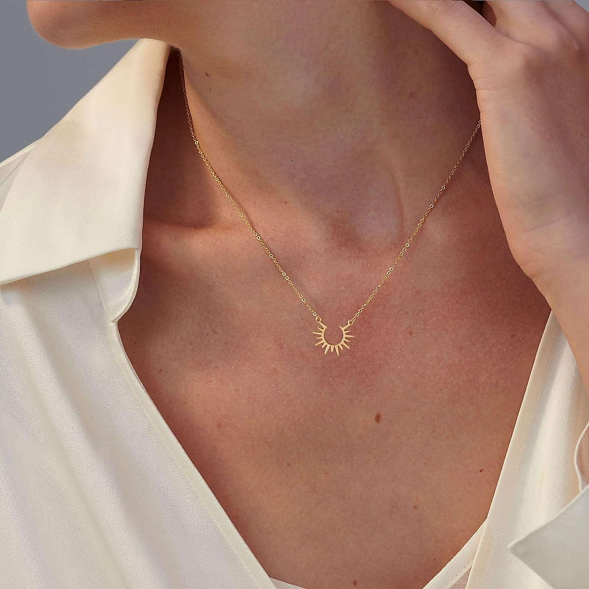 VRIUA Sun Necklace for Women 14k Gold Plated Sun Pendant Dainty Gold Necklace Minimalist Simple Jewelry