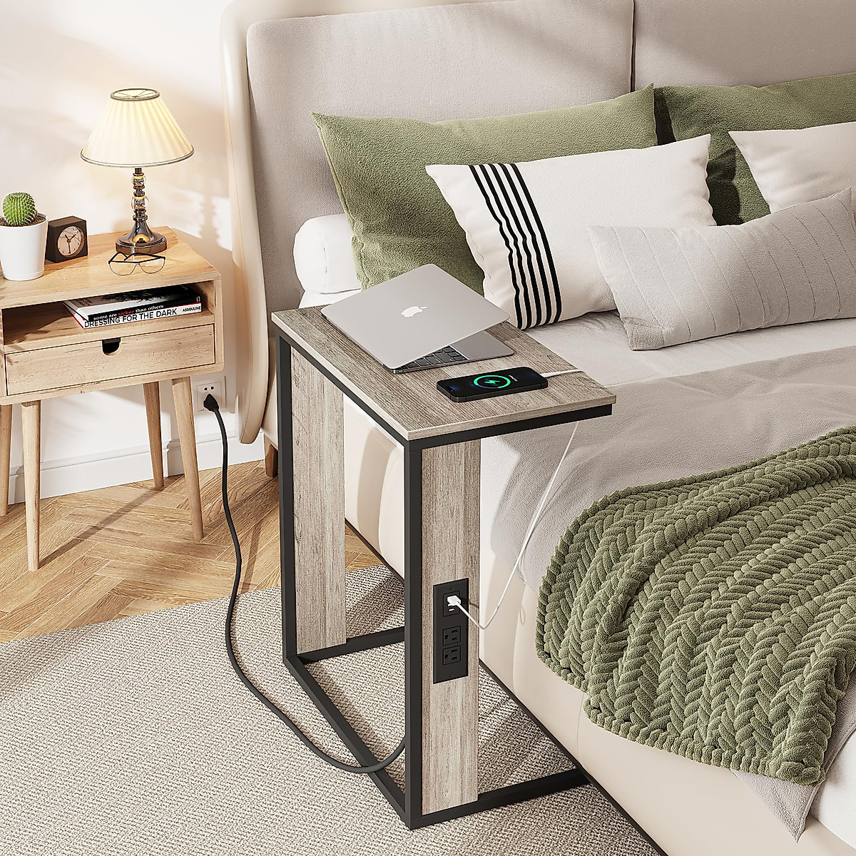 Vagusicc C Shaped End Table with Charging Station, Small Couch Side Table with Outlets and USB Ports for Living Room, Bedroom, Sturdy Slide Under Sofa Table C-Shaped Snack Table with Metal Frame 27 "H