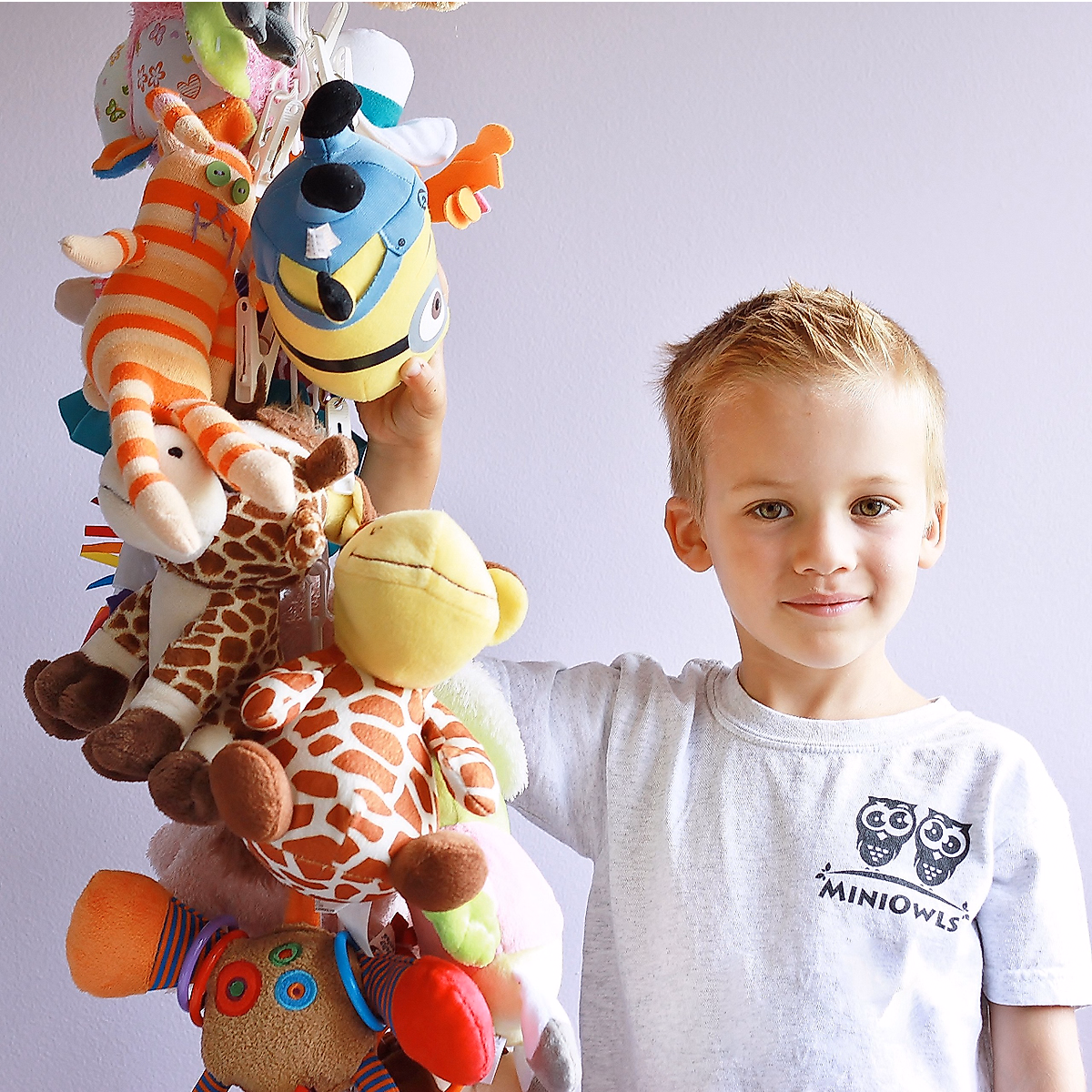 MiniOwls Multipurpose Storage Teddy 8 ft Chain -White Toy Organizer + 20 Clips for Plush Toys Art & Accessories Like Caps Hats Bags (White, Large)