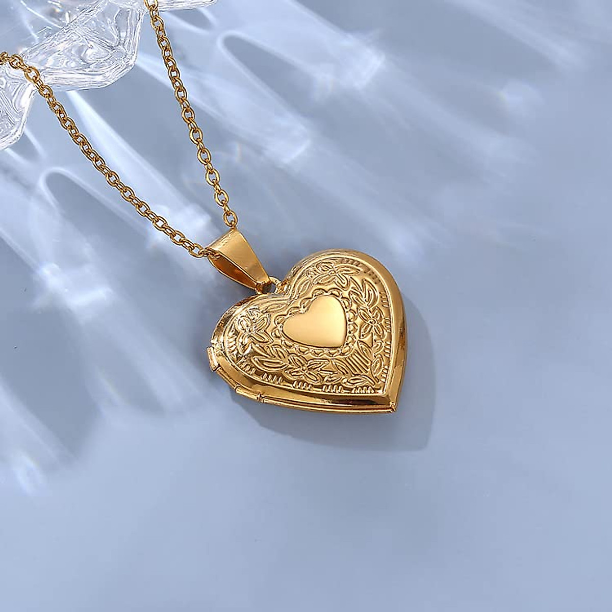 Vintage Engraved Flower Locket Picture Pendant Necklace Antique Carved Pattern Oval Heart Pendant Necklace For Women Hold Picture Souvenir Memorial Jewelry(Gold Heart 1)