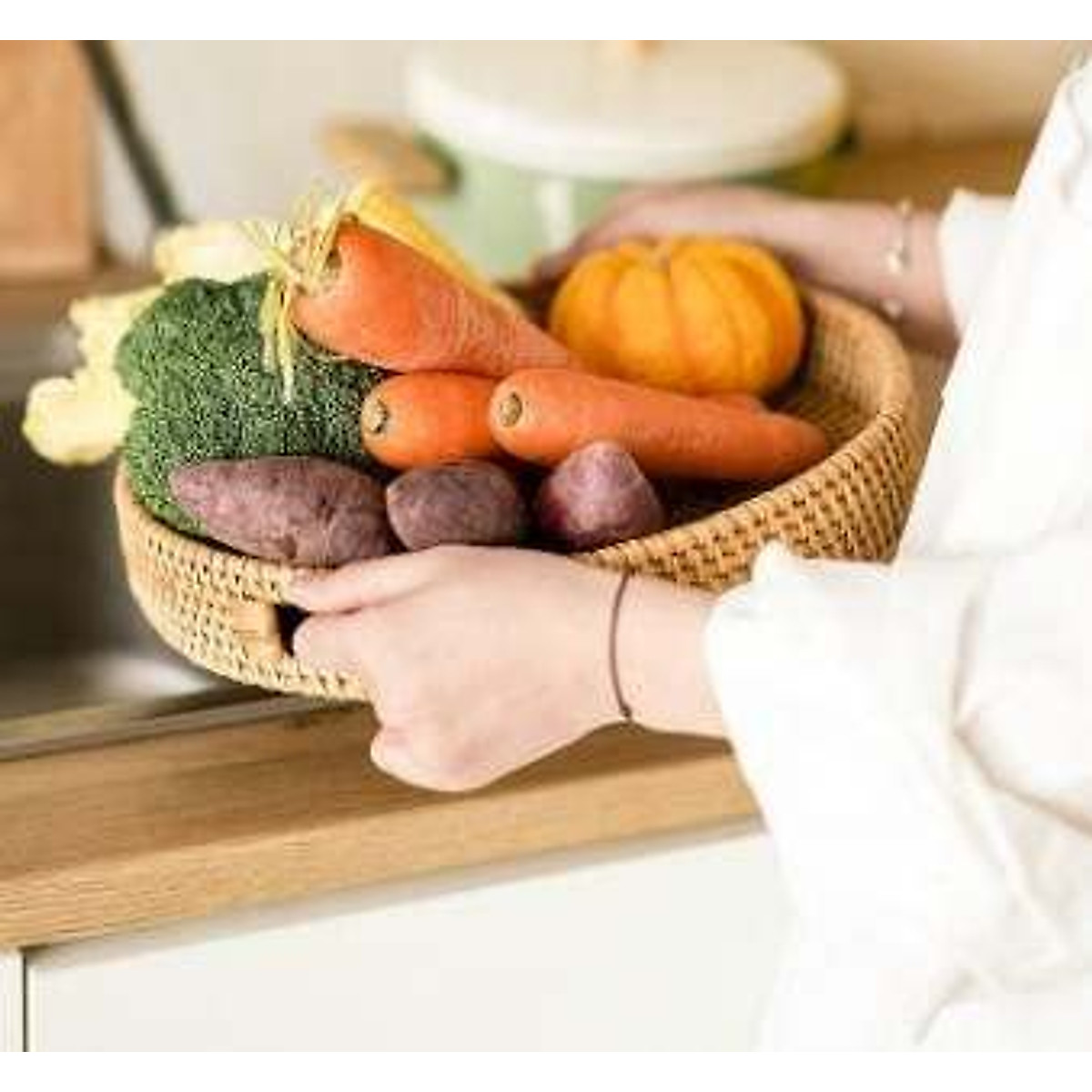 Isla's Creations Round Rattan Serving Tray – Woven Rattan Decorative Tray with Handles – Multipurpose Trays for Eating, Storage, Serving Breakfast, Tea, Snacks – Boho Modern Rattan Tray, 30 x 5 cm