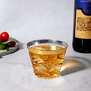 Tobvory 100 Pack Gold Rimmed Plastic Cups - 9 oz Hard Clear Plastic Cups, Premium Disposable Cups For Cocktail And Drinking - Food Grade Party Cups Set - Sturdy Plastic Tumbler Cups - Gold Rim