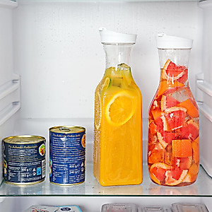 TOMNK 2pcs 50oz Plastic Pitcher with Lids, Plastic Juice Carafe for Mimosa Bar, Drink Pitcher, Water Carafe, Milk Container, Circle Water Bottle