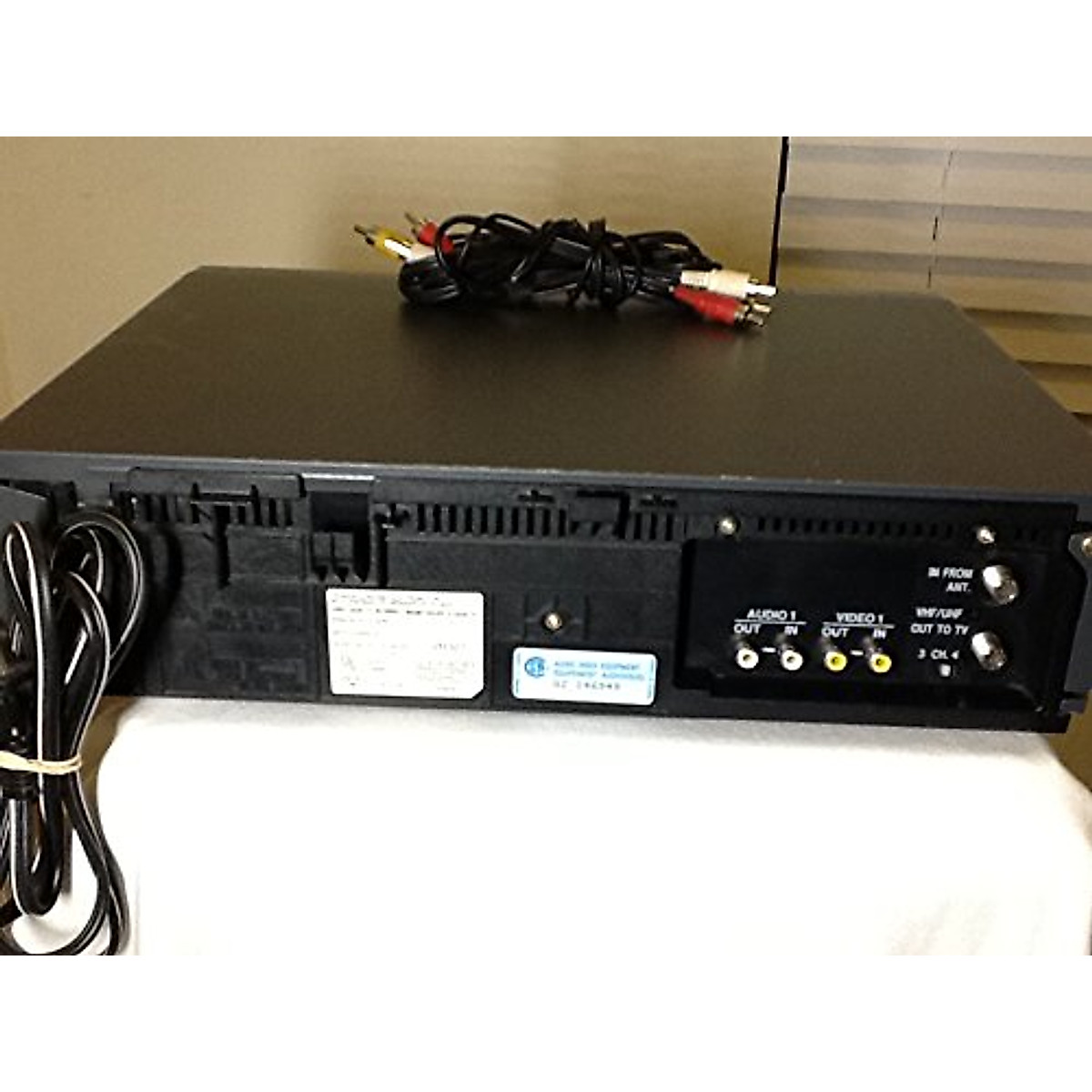 RCA VR327 VCR Video Cassette Recorder 4-Head Hi-Fi Stereo VHS Player. On-Screen Programming. Works Great. Comes with A/V Cable for TV Connection