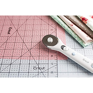 Cricut Rotary Cutter - Rotary Cutter for Fabric, Sewing and Quilting Projects - Compatible For Both Right- and Left-Handed Use - [45mm]