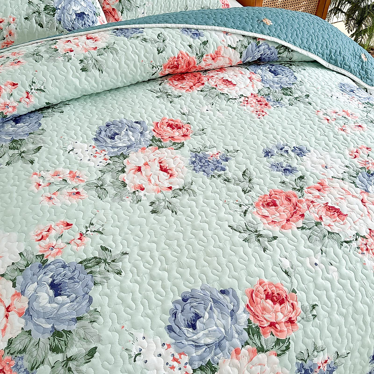 UOZZI BEDDING Botanical Quilt Set Queen Size 90x90 3 PC Reversible Soft Microfiber Lightweight Green Coverlet with Blue Red Flowers Bedspread Summer Bed Cover for All Season (1 Quilt+ 2 Shams)