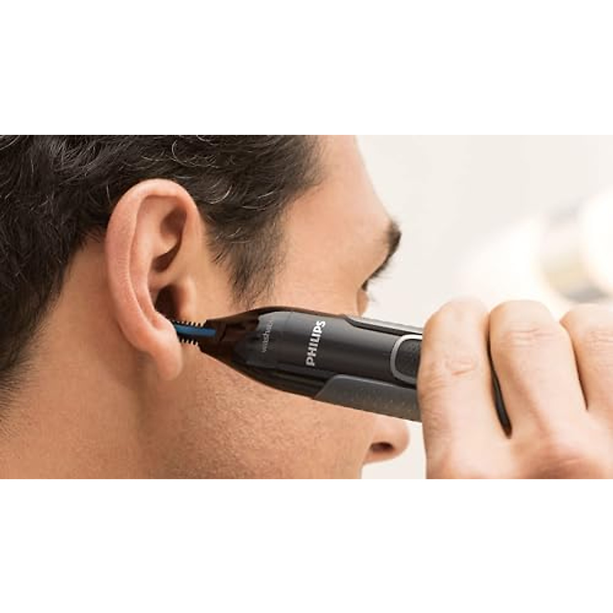 Nose Hair Trimmer, Series 3000 Nose, Ear and Eyebrow Trimmer Showerproof with Protective Guard System, Battery-Operated, No pulling Guaranteed - NT3650/16