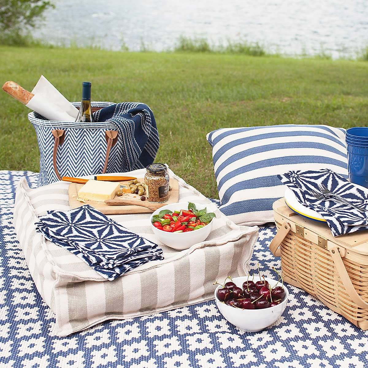 Dash and Albert Samode Denim/Ivory Handwoven Indoor/Outdoor Rug, 8 X 10 Feet, Blue/Ivory Geometric Pattern