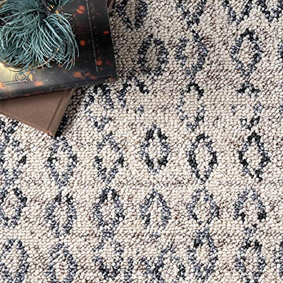 nuLOOM Claudia Diamond Accent Rug, 2 ft x 4 ft, Ivory