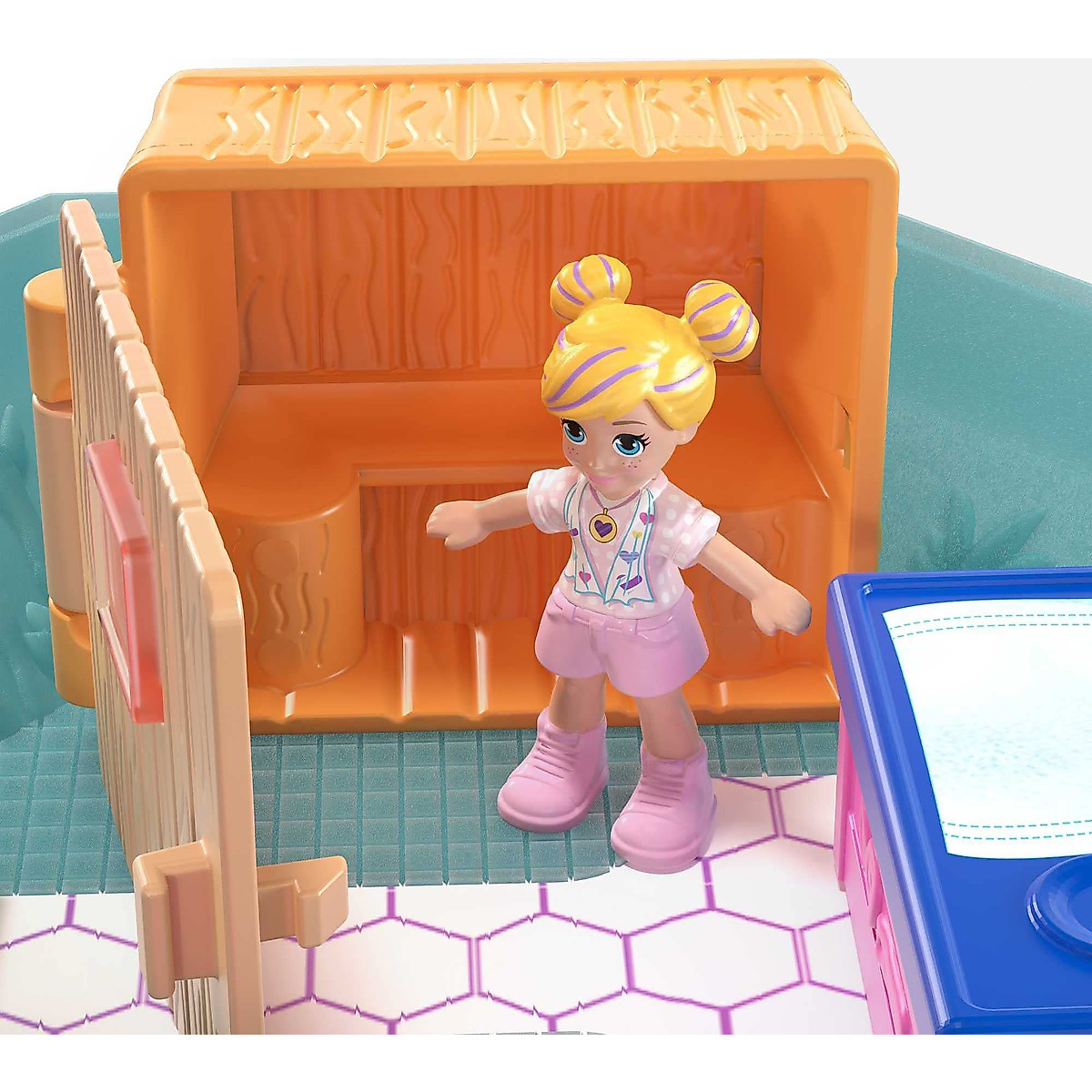 Polly Pocket Playset, Travel Toy with 2 Micro Dolls, Toy Car & Surprise Accessories, Pamperin Perfume Spa Compact