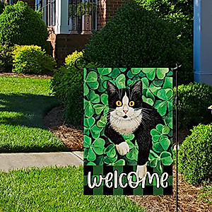 CMEGKE St. Patrick's Day Cat Garden Flag, St Patrick's Day Garden Flag, Green Shamrocks Cat Welcome Garden Flag Spring Summer Garden Flag Rustic Vertical Double Sided Burlap ST Patricks Day Holiday Party Farmhouse Yard Home Outside Decor 12.5 x 18 In