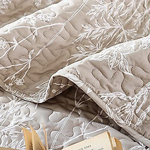JANZAA Quilt Queen Size Oatmeal Bed Spread with White Floral Pattern Botanical Microfiber Quilts Set Lightweight Comforter 3 Pieces Reversible Bedding Set (1 Queen Quilt and 2 Pillow Cases)