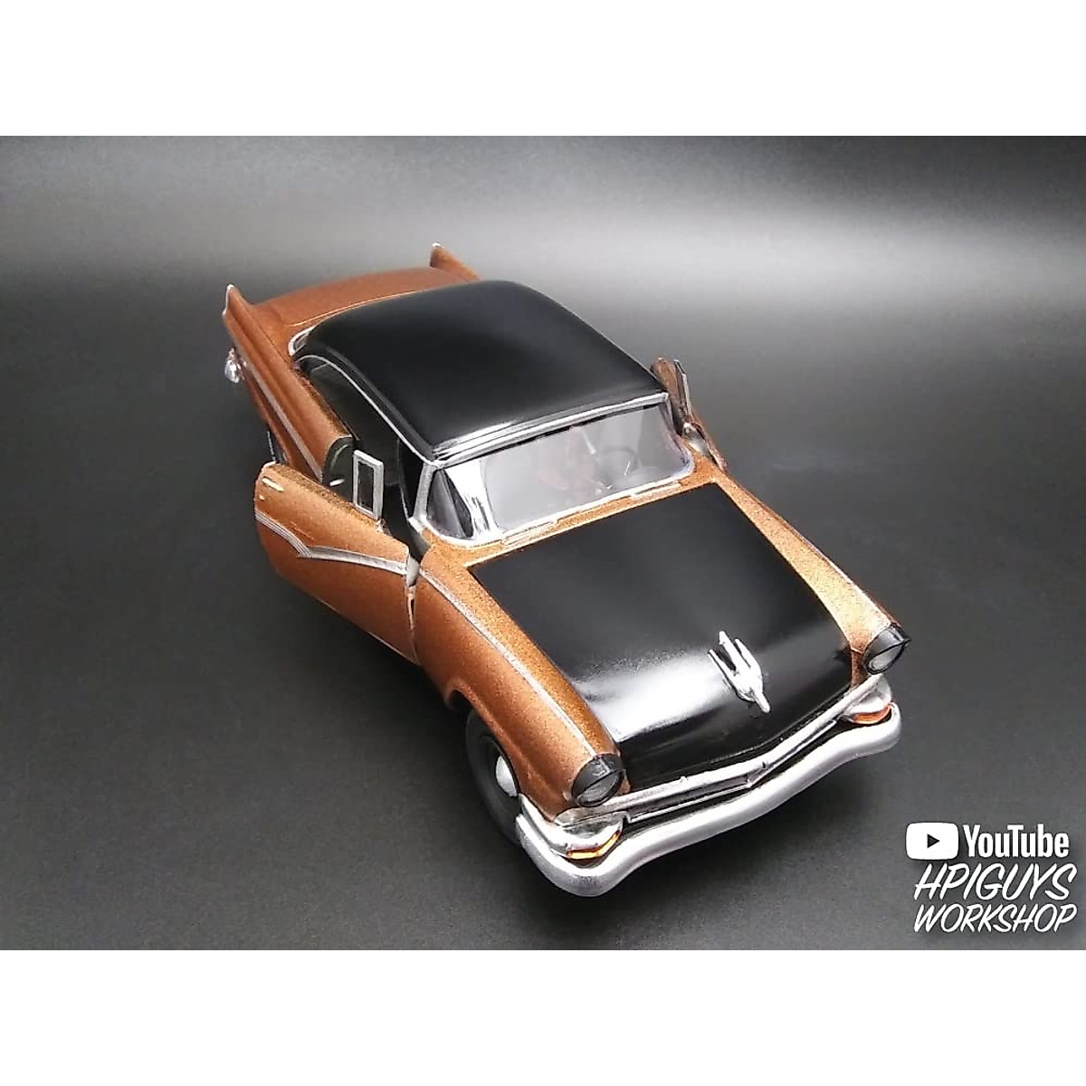 AMT 1956 Ford Victoria Hardtop 1:25 Scale Model Kit