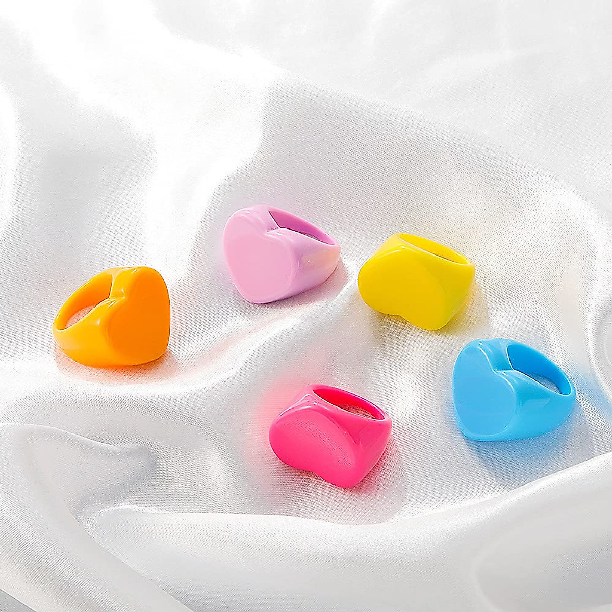 XUN Zhe 3Pcs Colorful Resin Heart Chuncky Rings Set,Cute Love Heart Shaped Acrylic Finger Rings Bands Jewelry for Women Teen Girls Party Accessories (Green Blue Pink)