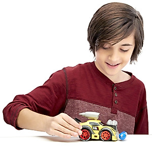 MGA Entertainment Wreck Royale Exploding Crashing Tooned Out Race Car with 4 Mix 'N Match Explosive Parts