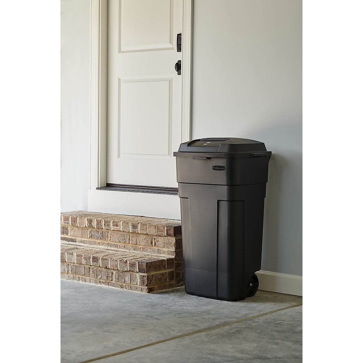 Rubbermaid Roughneck 34-Gallon Wheeled Outdoor Trash Can
