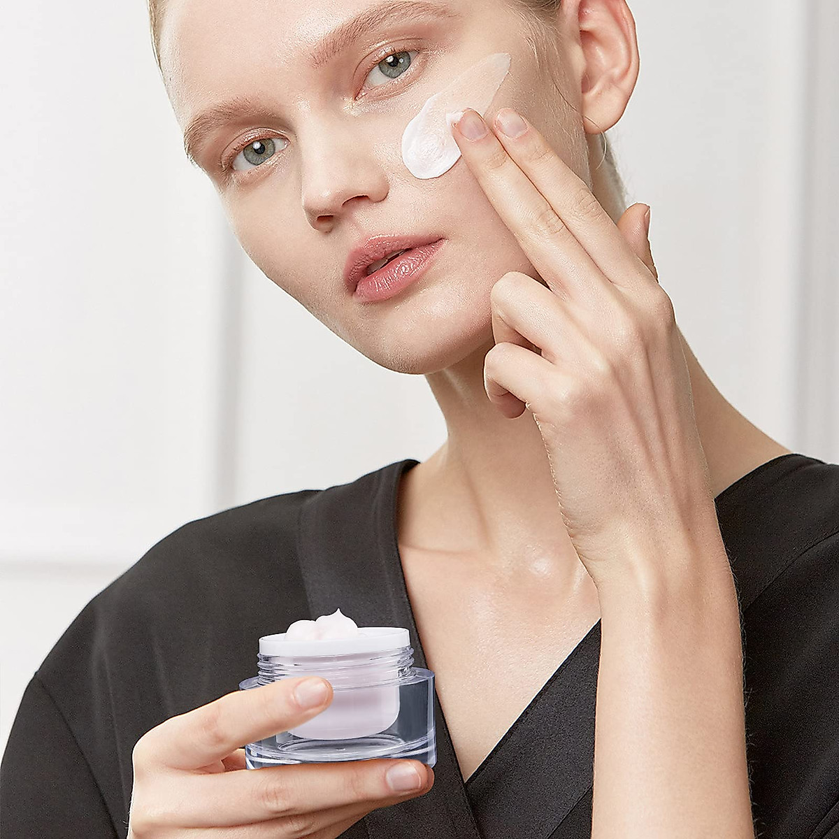 Cosywell 4pcs 0.5oz Plastic Cream Jars 15 Gram Clear Lotion Travel Containers with Lids Leak Proof Wide Mouth Moisturizer Container for Creams Beauty Products Cosmetics Powder Jewelry (0.5oz, Clear)