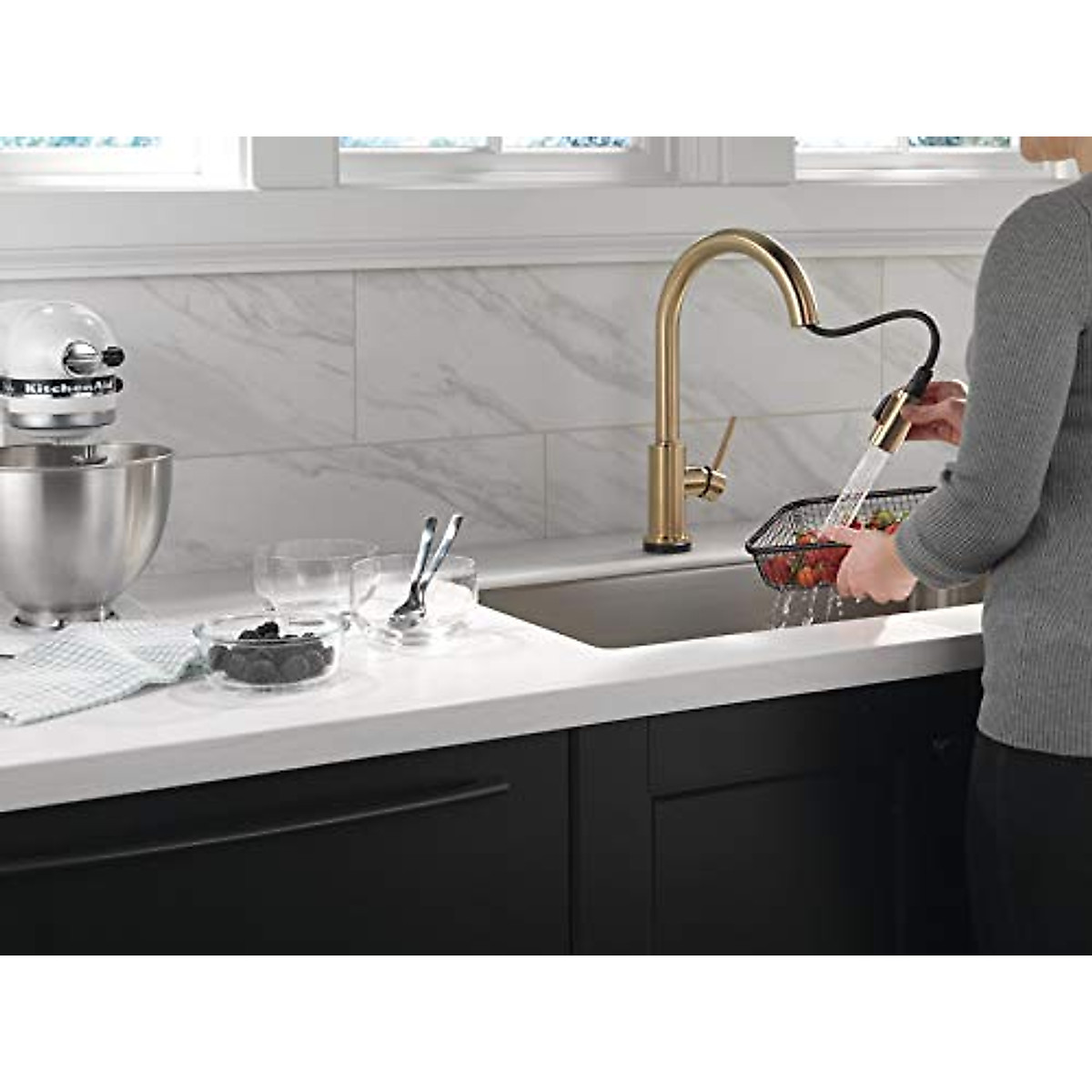 Delta Faucet Trinsic Gold Kitchen Faucet Touch, Touch Kitchen Faucets with Pull Down Sprayer, Kitchen Sink Faucet, Faucet for Kitchen Sink, Touch2O Technology, Champagne Bronze 9159T-CZ-DST