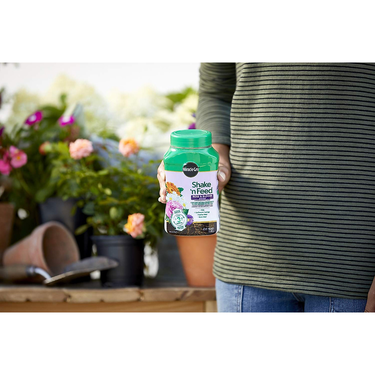 Miracle-Gro Shake 'n Feed Rose and Bloom Plant Food - Promotes More Blooms and Spectacular Colors (vs. Unfed Plants), Feeds Roses and Flowering Plants for up to 3 Months, 1 lb.
