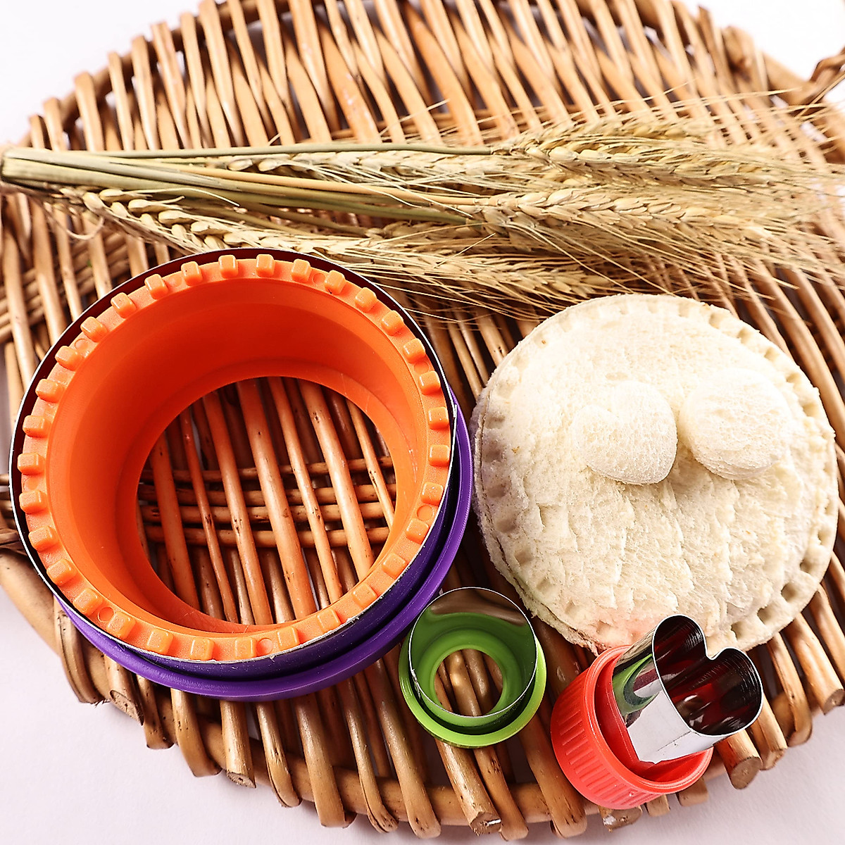 GELIFATLE Sandwich Cutter and Sealer for Kids, 4pcs Bread Sandwich Decruster Pancake Maker DIY Cookie Cutters for Kids Bento - Round Heart Star Mickey Head Shaped