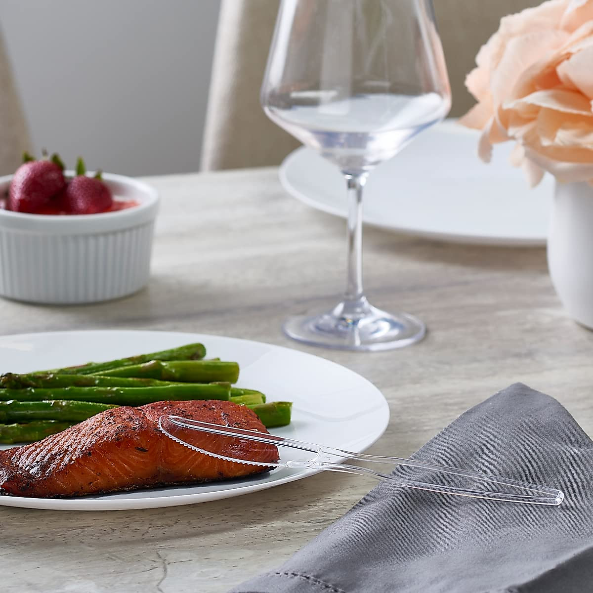 Comfy Package [100 Pack Heavy Duty Disposable Clear Plastic Knives - Basic Cutlery for Parties, Events, and Everyday Use