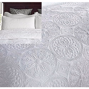 Brandream White Medallion Quilted Throw Blanket for Bed Couch Daybed Cotton Quilt 47 X 60 Inch + 2 King Shams
