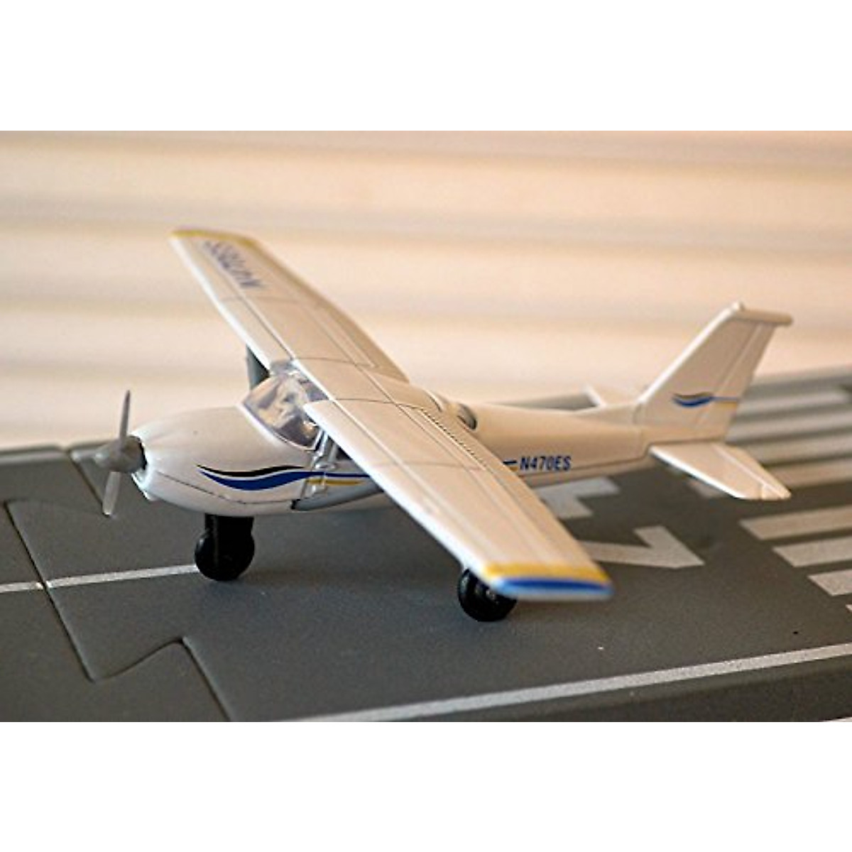 CESSNA 172 SKYHAWK BLUE AND WHITE with RUNWAY PIECE 2015 -RW065 DIECAST NEW MINT ,#G14E6GE4R-GE 4-TEW6W272120
