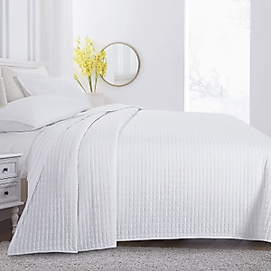 HOMBYS Oversized King Seersucker Bedspread 120”x128”, White Summer Quilt Set,Lightweight Bedding Cover with Shams for All Season, Microfiber Modern Style Bedspread & Coverlet Sets (1 Quilt, 2 Shams)