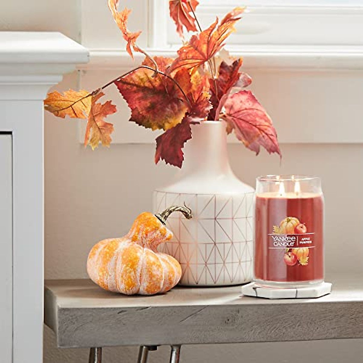 Yankee Candle Apple Pumpkin Scented, Signature 20oz Large Jar 2-Wick Candle, Over 60 Hours of Burn Time