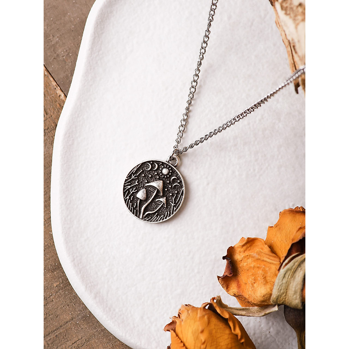 HAQUIL Mushroom With Triple Moon Pendant Necklace, Cute Mushroom Stuff Mushroom Necklace Vintage Mushroom Necklace Jewelry Gifts For Women