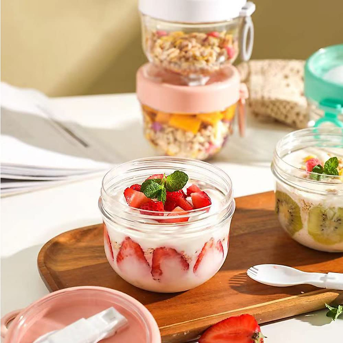 WEIRUIFANZHI 4Pcs 20oz Overnight Oats Plastic Jars with Lids and Spoons Leak-proof Yogurt Fruit Oatmeal Salad Containers with Foldable Scoops Portable Oatmeal Dessert Capacity Breakfast Cups
