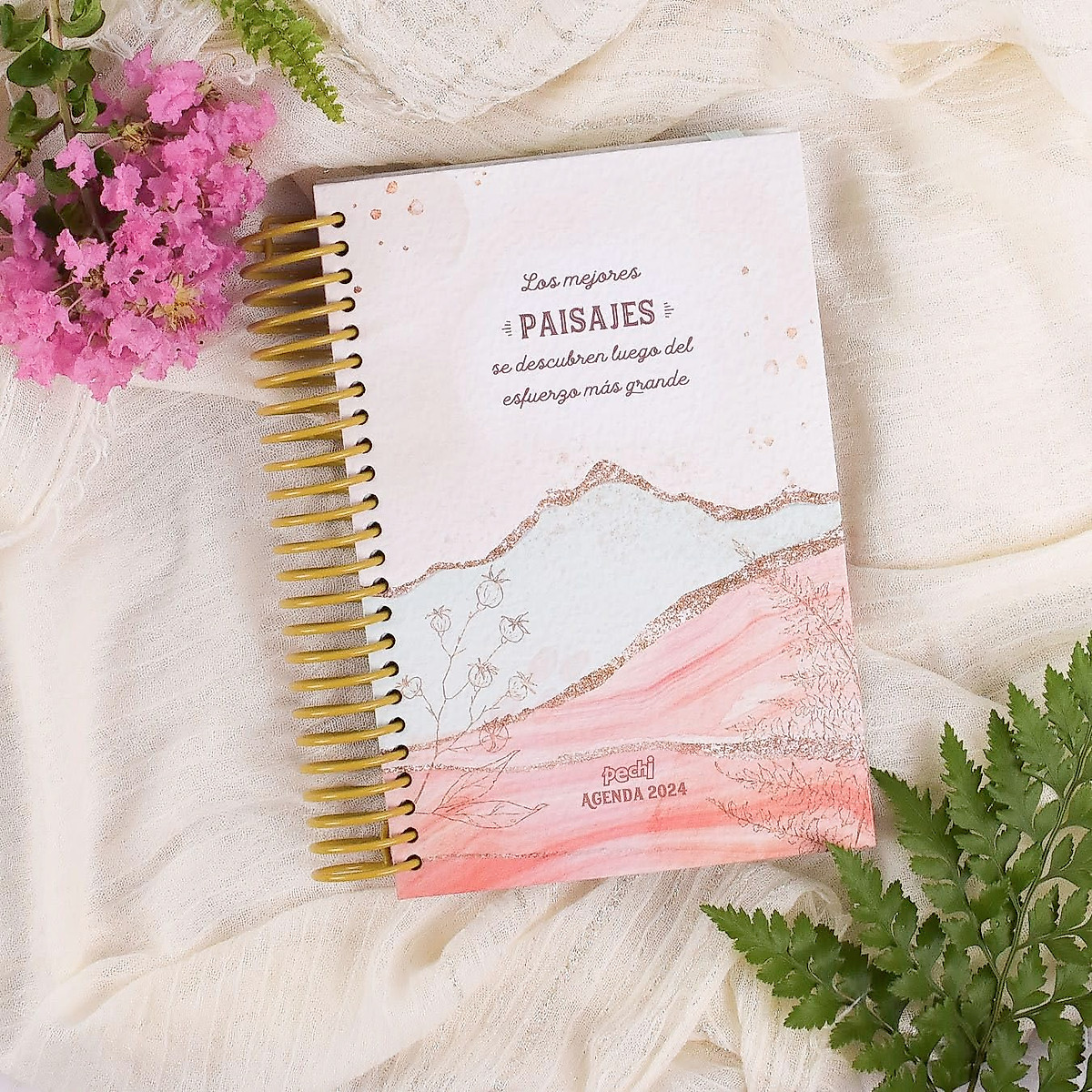 Agenda Pechi 2024 (Inspirational Christian Planner in Spanish). Tapa dura. Encuadernado espiral plástico. Devocionales, frases y versículos entre otras herramientas. Enero-Diciembre. 1 página por día